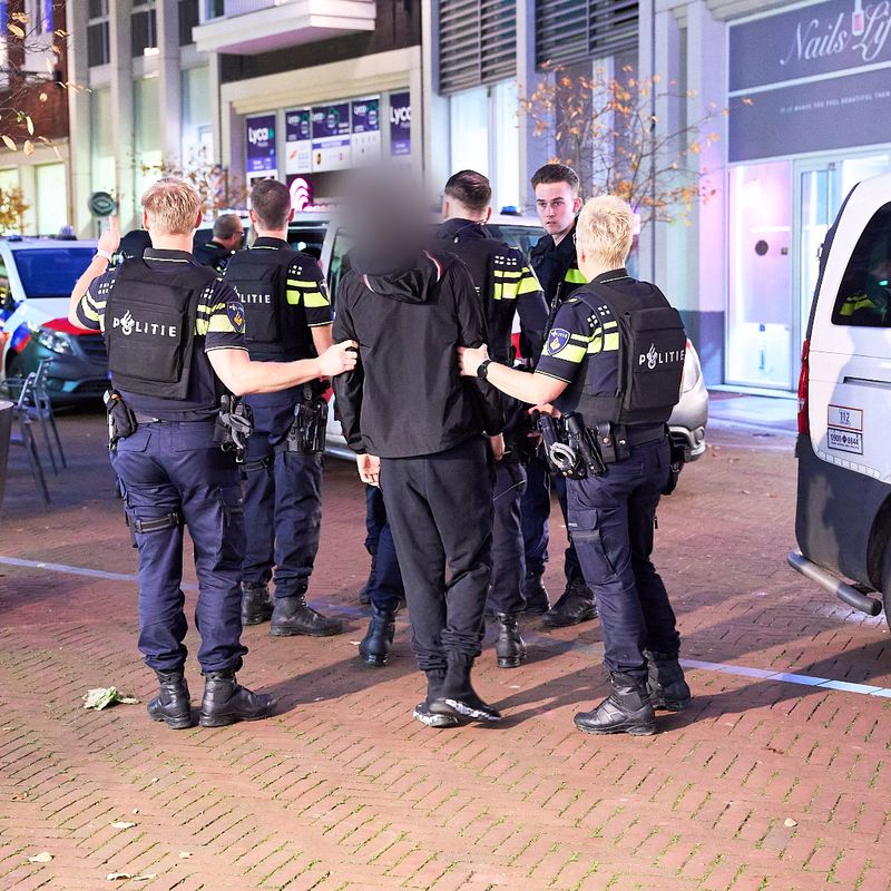 Man bedreigd met vuurwapen, vier verdachten aangehouden - Rijnmond