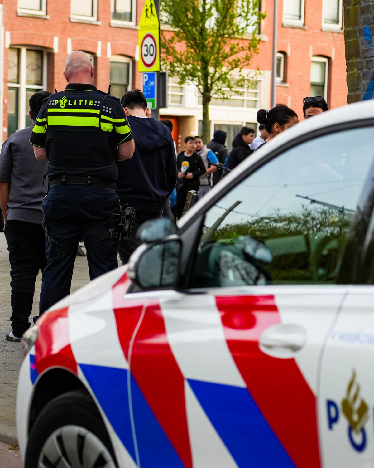 Verdachte op de vlucht na steekpartij | Gewonde door steekpartij, dader op de vlucht - Rijnmond