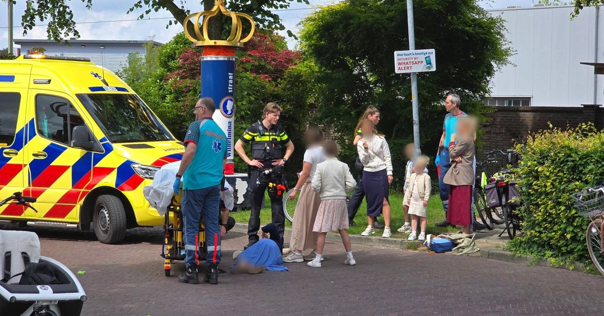Fietsers botsen: gewonde vrouw naar ziekenhuis - Omroep Gelderland