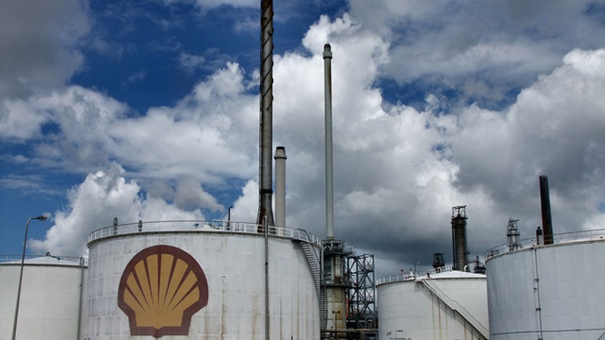 Medewerkers Shell Pernis eisen meer loon - Rijnmond