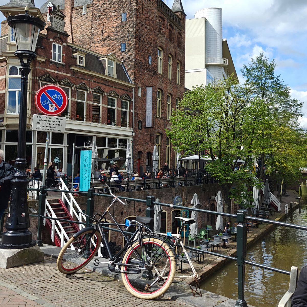 Een 'Hier geen fietsen plaatsen' bord betekent in Utrecht vaak dat je ...