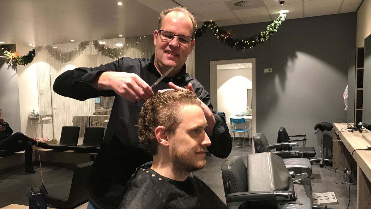 Kerstdrukte bij de kapper: nog even snel de schaar erin voor die ...