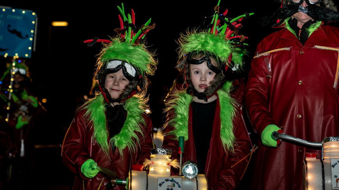 In Beeld: Emmer-Compascuum decor van verlichte carnavalsoptocht - RTV ...