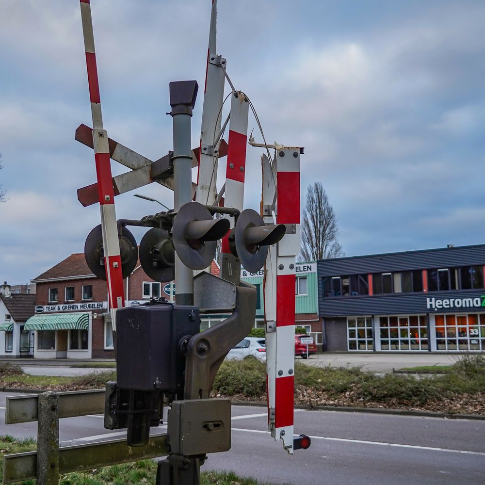 Auto botst tegen spoorboom in Emmen, bestuurder gaat ervandoor - RTV ...