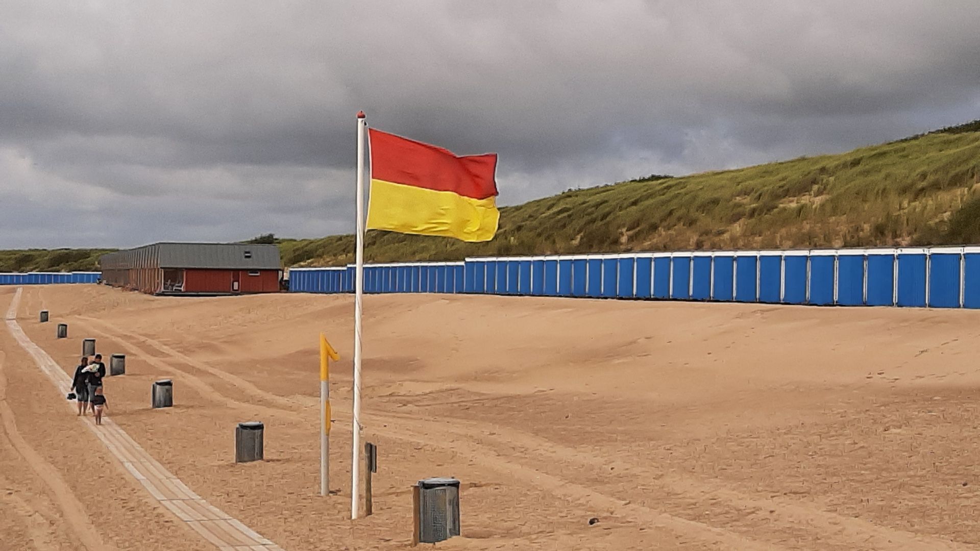 Onwetendheid over vlaggen op strand zorgt soms voor gevaren, dit ...