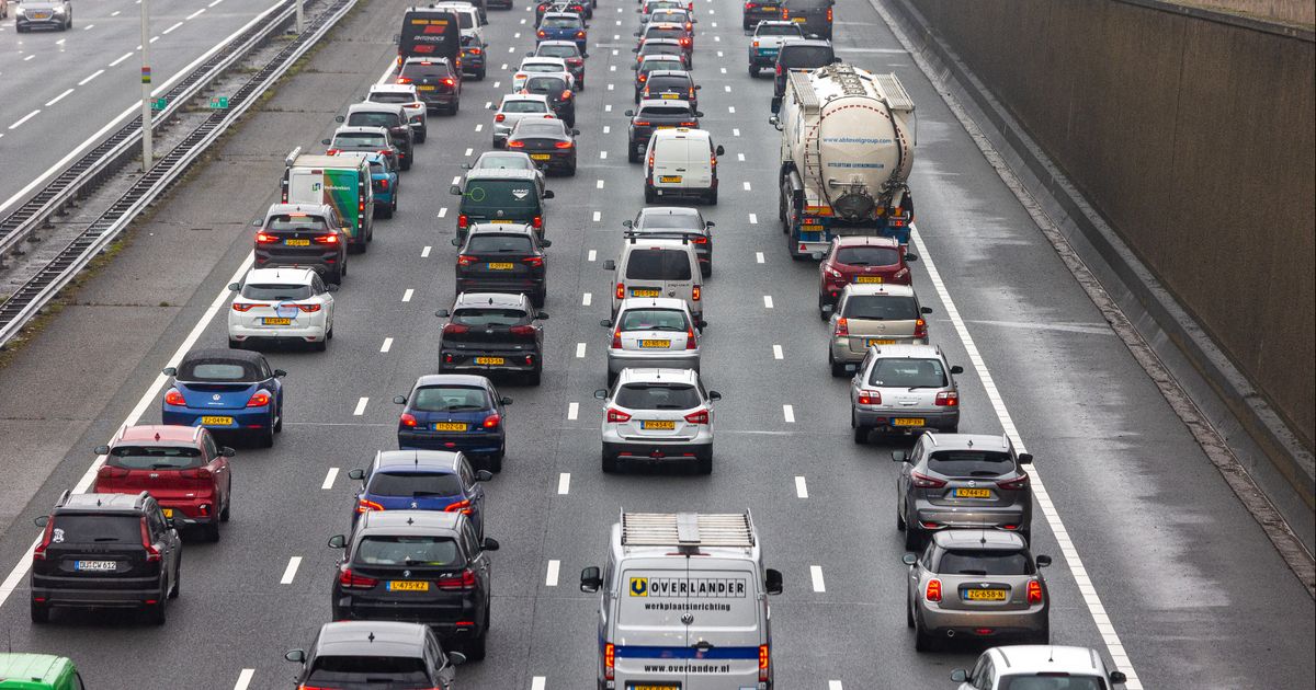Verkeerschaos door ongeluk met vijf auto's, snelweg weer open - Rijnmond