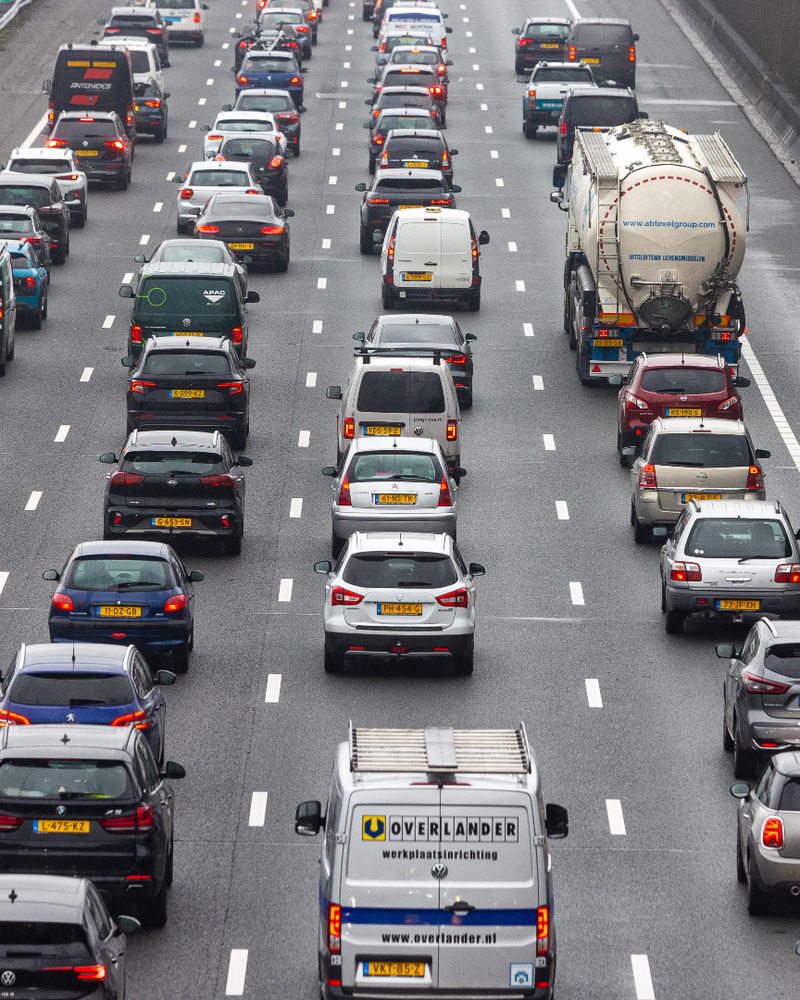 Verkeerschaos door ongeluk met vijf auto's, snelweg weer open - Rijnmond