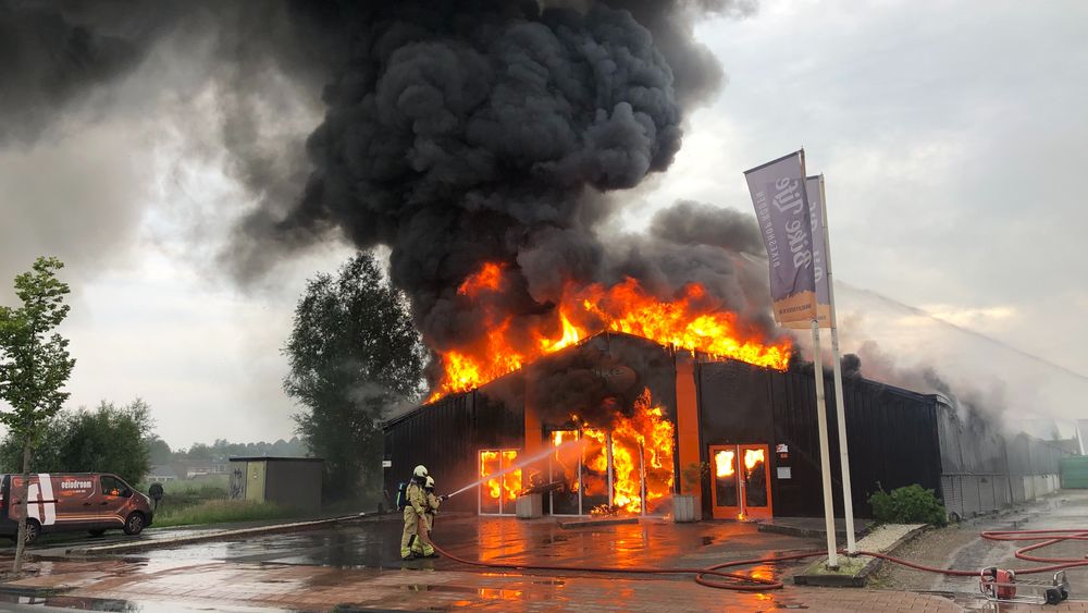 Grote brand legt fietsenwinkel Roden in de as (update) - RTV Noord