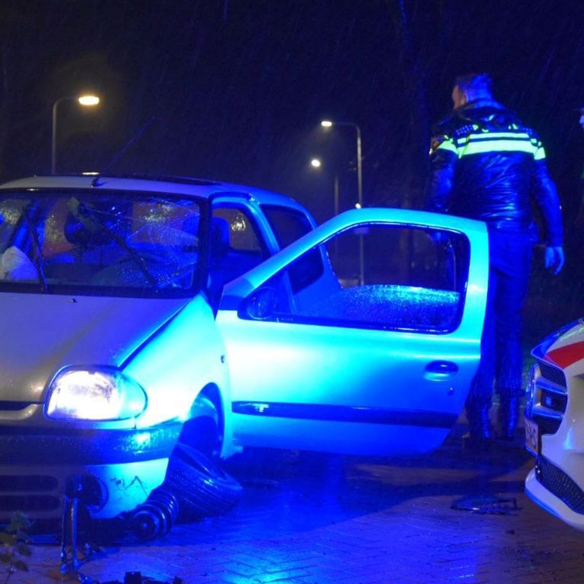 112 nieuws: Auto botst op betonblok in Tuk | Automobilist gewond bij ... 112 nieuws: Auto botst op betonblok in Tuk | Automobilist gewond bij ...
