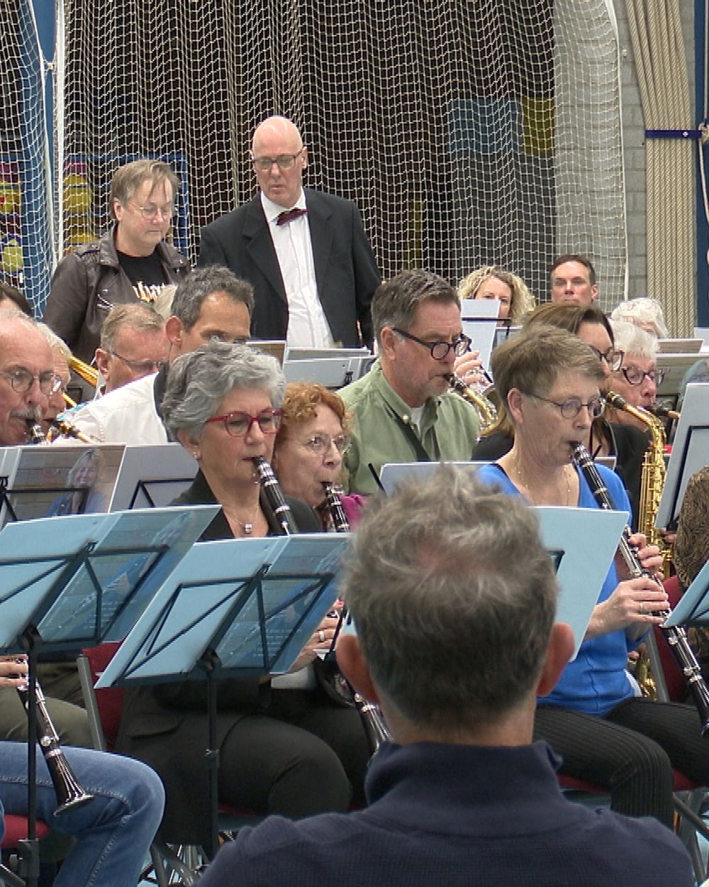 Deze muzikanten krijgen nog maar net geluid uit hun instrument, maar ...