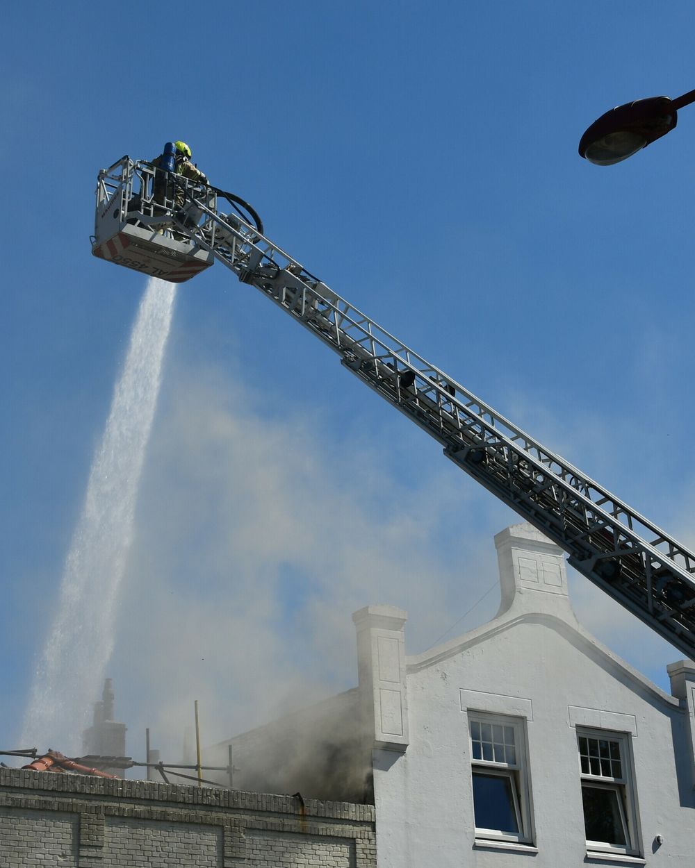 Uitslaande brand in dak woning Vlissingen - Omroep Zeeland