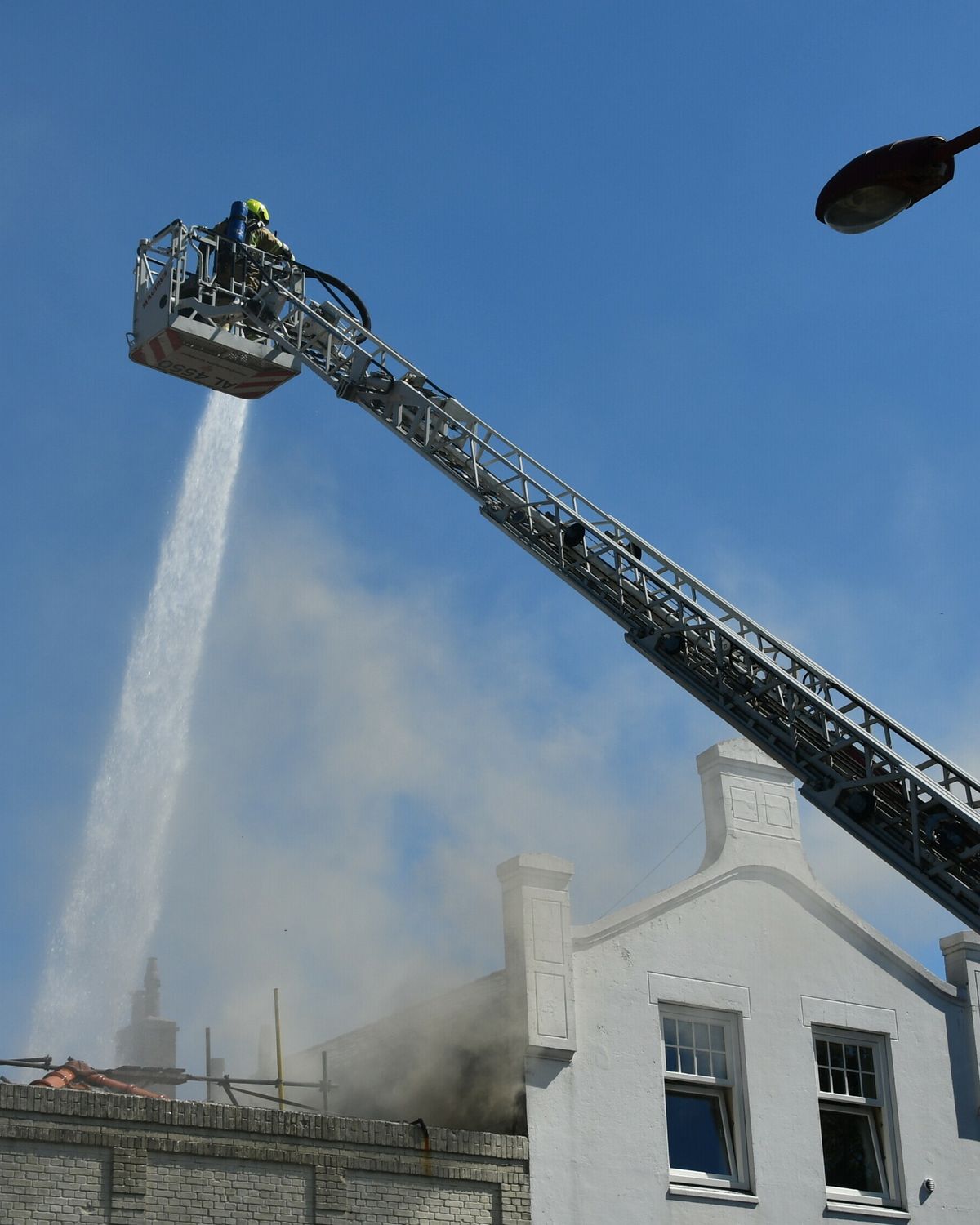 Uitslaande brand in dak woning Vlissingen - Omroep Zeeland