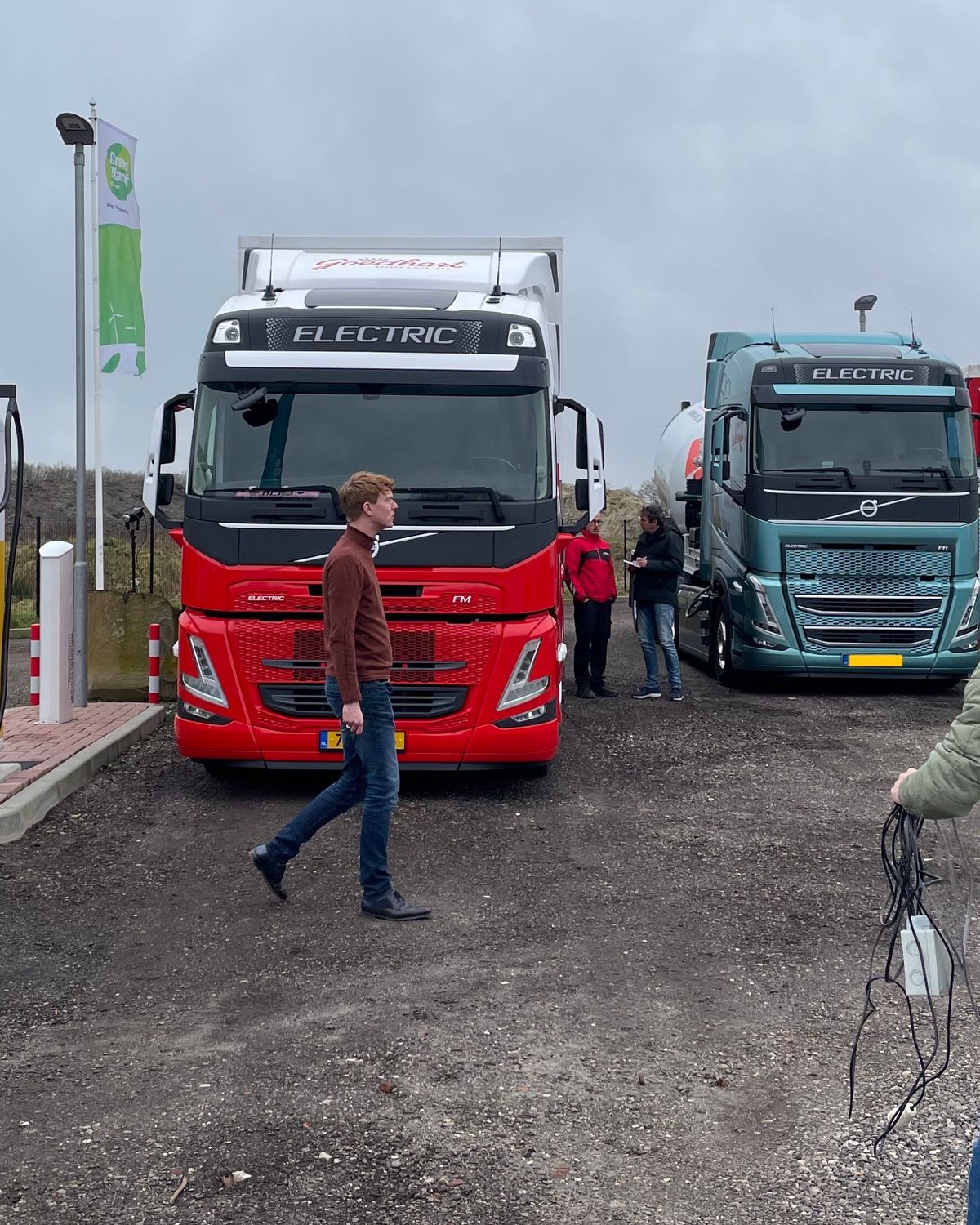 Eerste publieke laadplek elektrische vrachtwagens in Drenthe geopend - RTV Drenthe