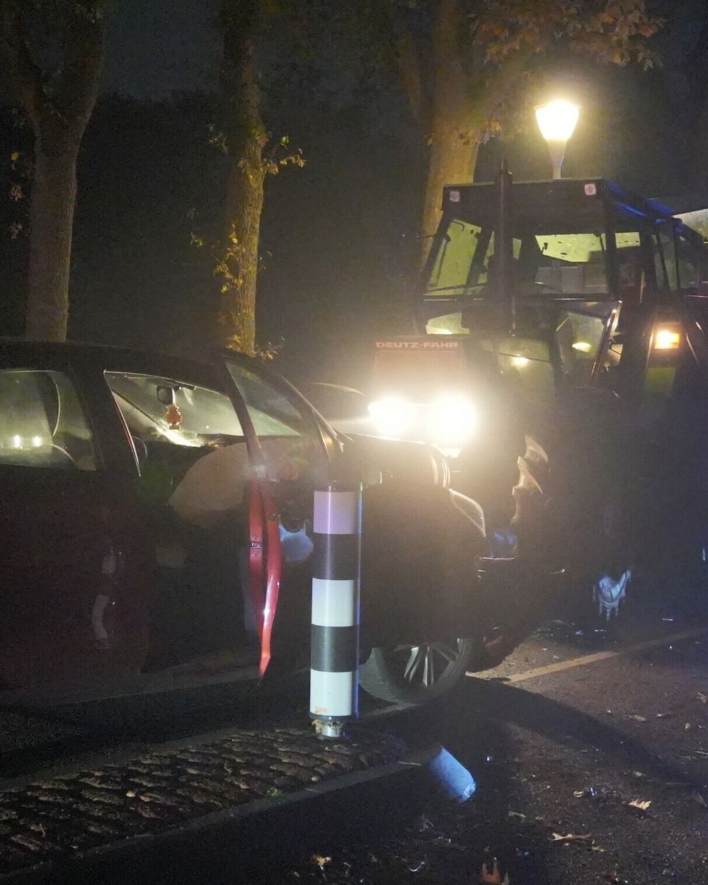 Twee gewonden bij frontale botsing tussen auto en trekker in Langelo - RTV Drenthe