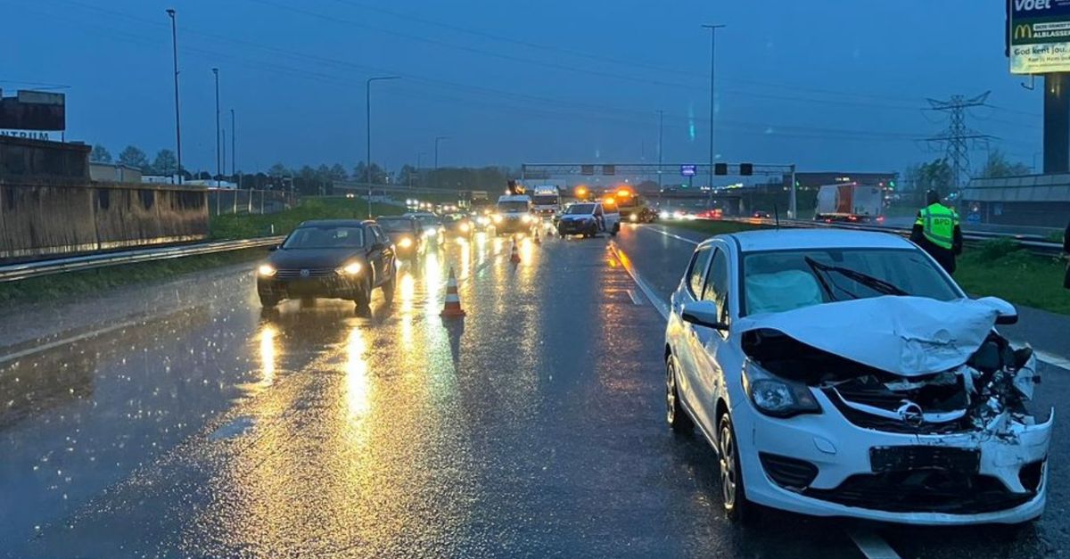 Ruim een uur vertraging op A15 door ongeluk auto en vrachtwagen - Rijnmond
