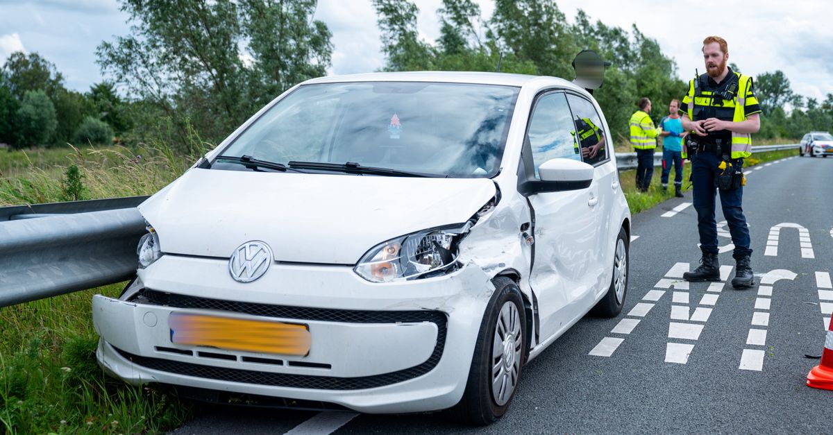 112-nieuws | Auto rijdt tegen vangrail - Flinke schade na ongeluk op kruispunt - Omroep West