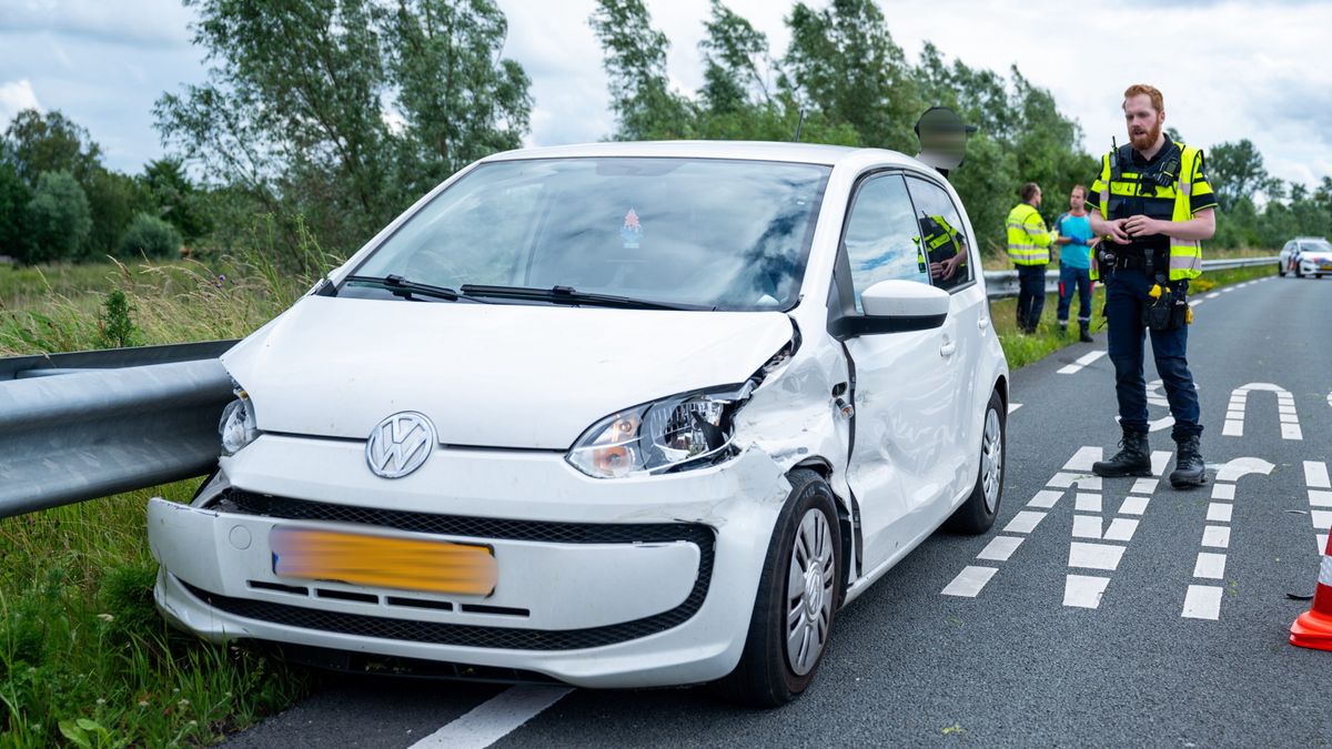 112-nieuws | Auto rijdt tegen vangrail - Flinke schade na ongeluk op kruispunt - Omroep West