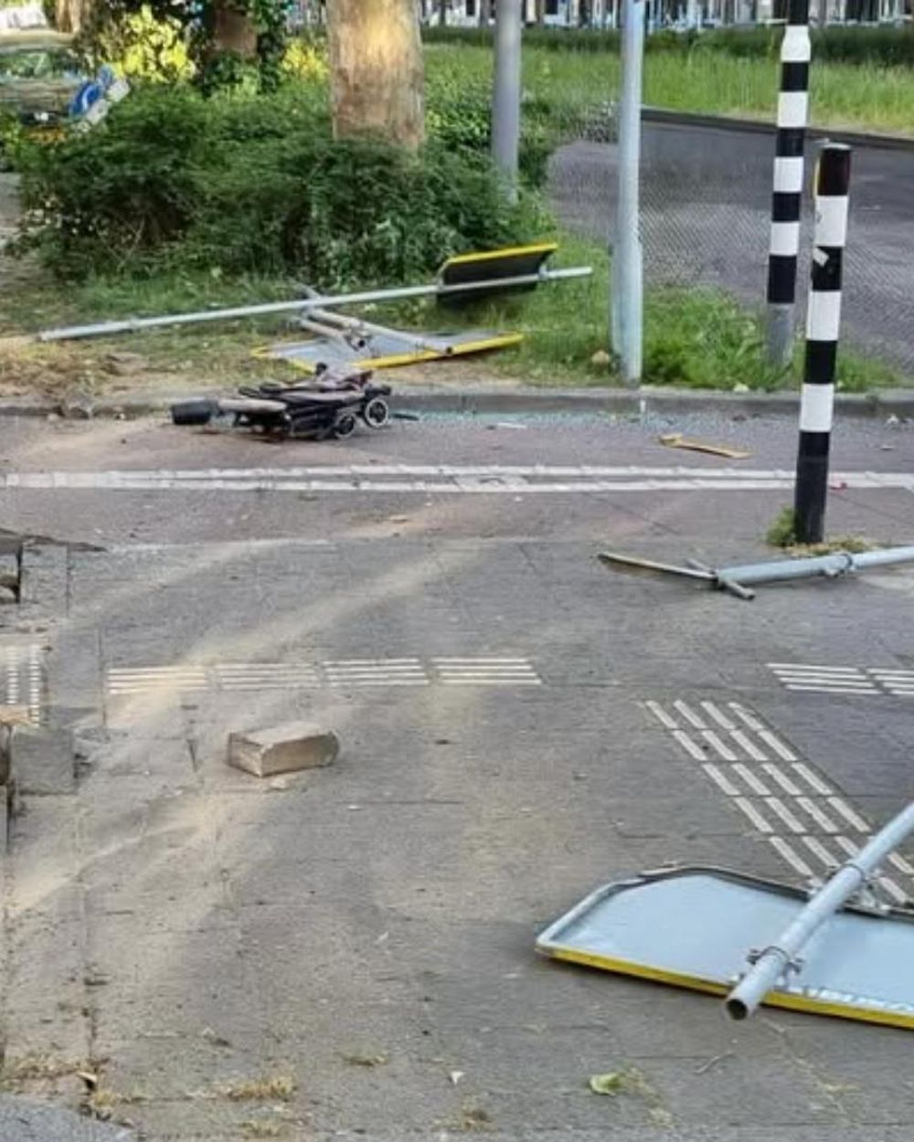 Automobilist ramt verkeersborden en paaltjes (en valt thuis dronken op de bank in slaap) - Rijnmond