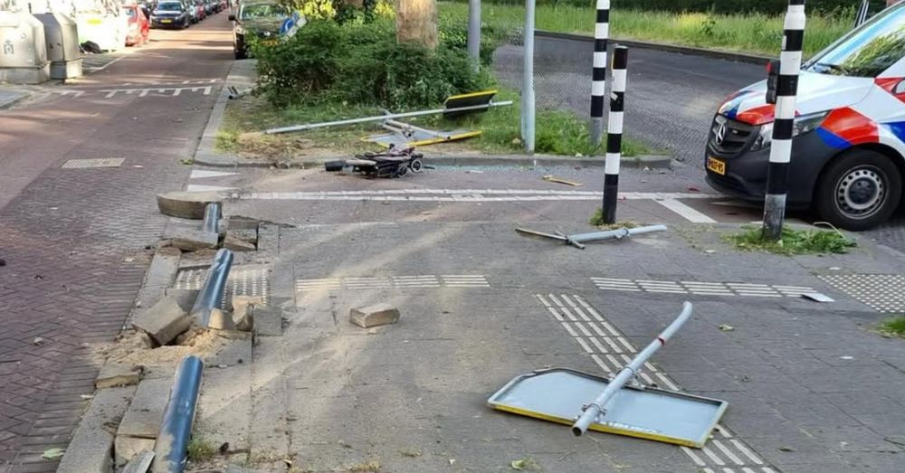 Automobilist ramt verkeersborden en paaltjes (en valt thuis dronken op ...