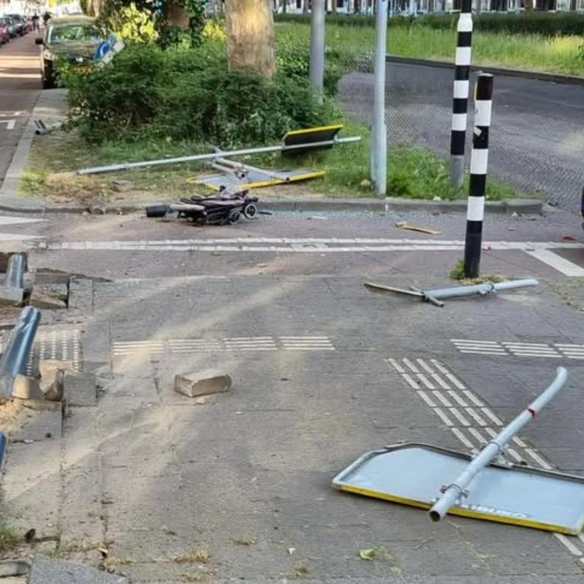 Automobilist ramt verkeersborden en paaltjes (en valt thuis dronken op ...