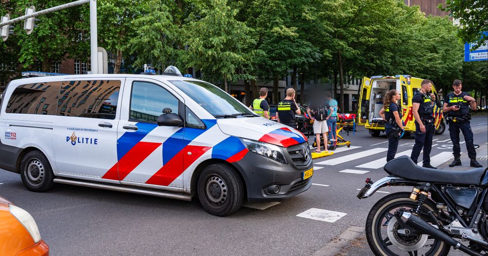 Automobilist rijdt door na aanrijding met voetganger op Blaak - Rijnmond