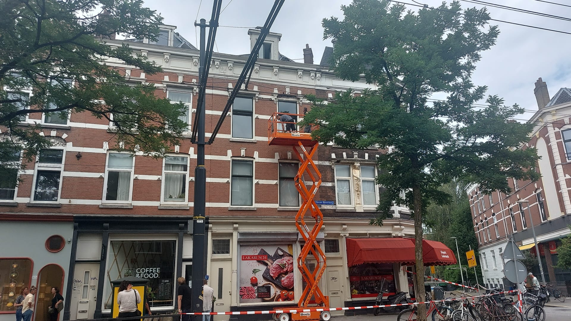 Gevel pand in centrum Rotterdam brokkelt af, Nieuwe Binnenweg deels ...