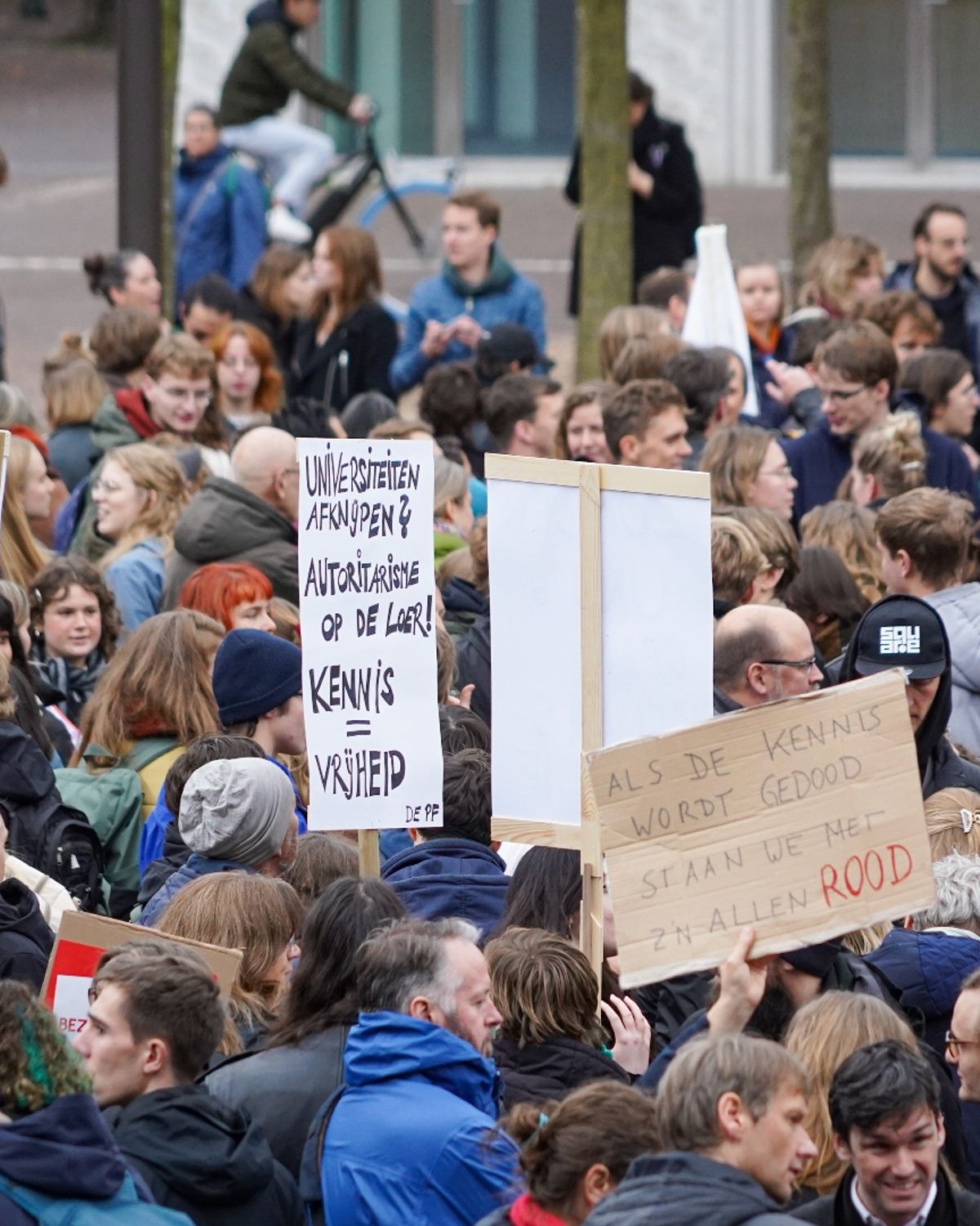Honderden mensen demonstreren tegen bezuinigingen, met Palestina ...