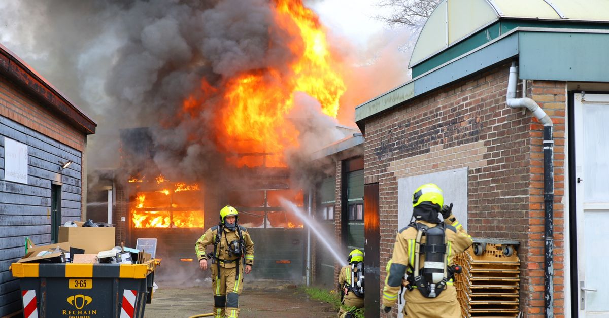 Veel vlammen en rook bij uitslaande brand in loodsen - Omroep West