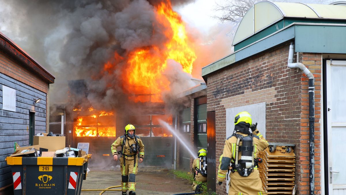 Veel vlammen en rook bij uitslaande brand in loods: huizen ontruimd ...