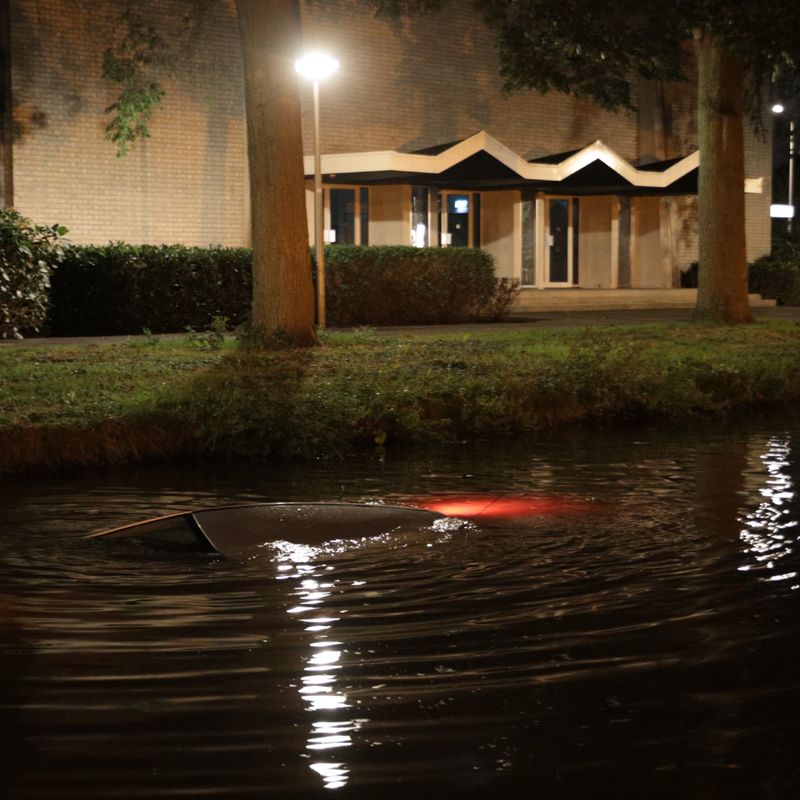 Bestuurder belandt in sloot na uitwijkmanoeuvre - Rijnmond