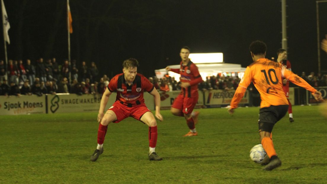 Bekijk de spectaculaire 'Slag om de vijver' tussen Terneuzense Boys en Terneuzen - Omroep Zeeland