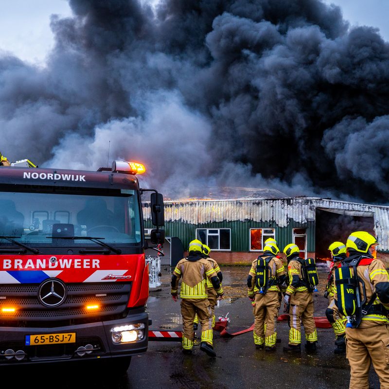 NL-Alert na grote brand bij kwekerij, zwarte rookwolken al van ver te ...