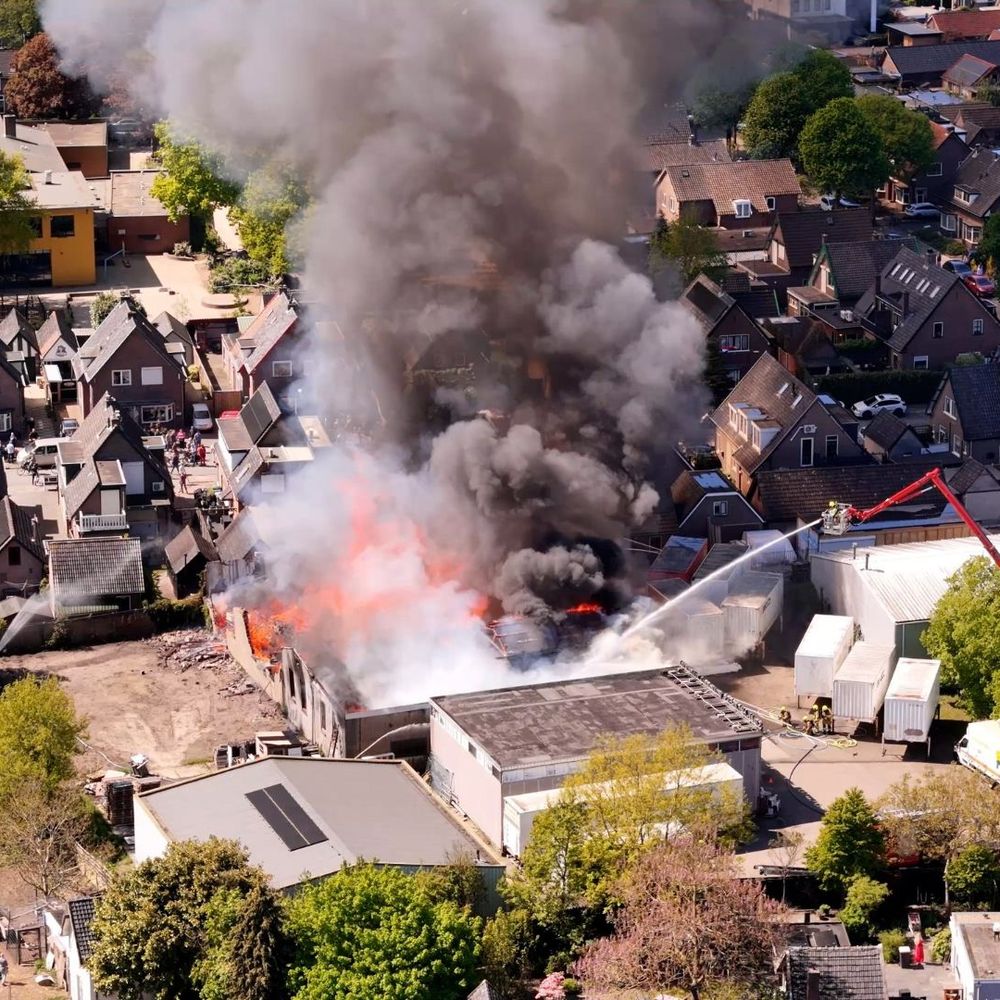 Grote brand Apeldoorn onder controle, brandweer blijft wel nablussen - Omroep Gelderland