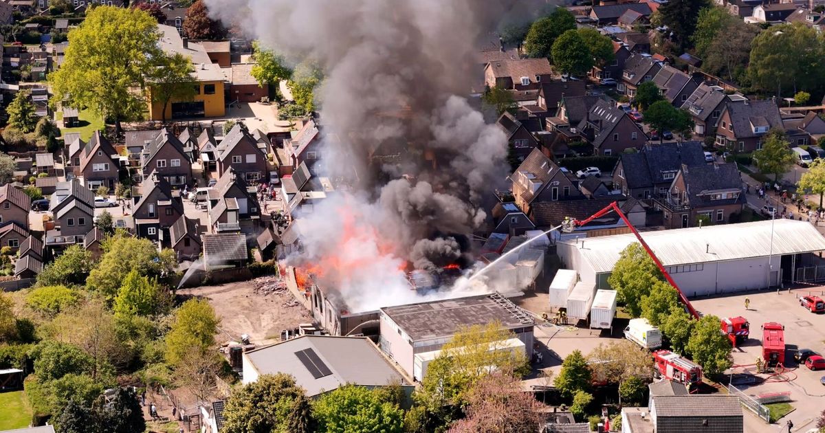 Grote brand Apeldoorn onder controle, brandweer blijft wel nablussen - Omroep Gelderland