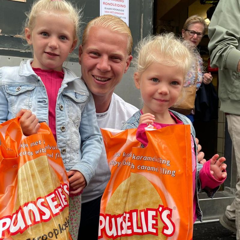 Honderden mensen nemen afscheid van beroemd stroopkoekje, fabriek sluit ...