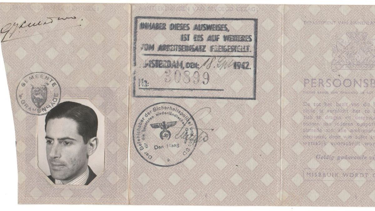 Kleding, koffer en persoonsbewijs verzetsheld George Maduro in Haags ...