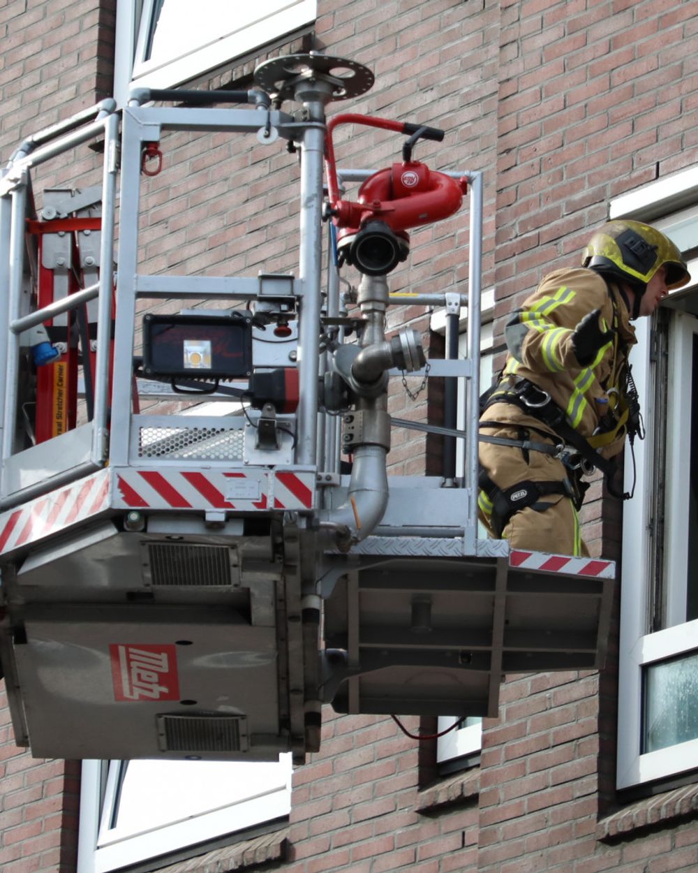 Buurvrouw belt 112 bij woningbrand: 'Zag iemand die zwaar verbrand was ...