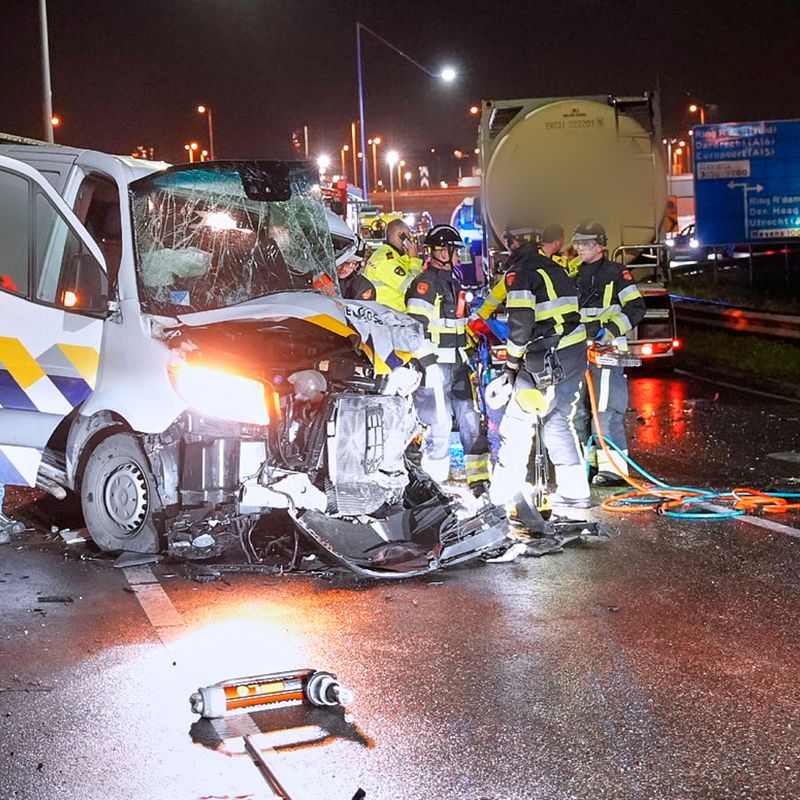 Bestuurder bestelbus bekneld na botsing met tankwagen - Rijnmond