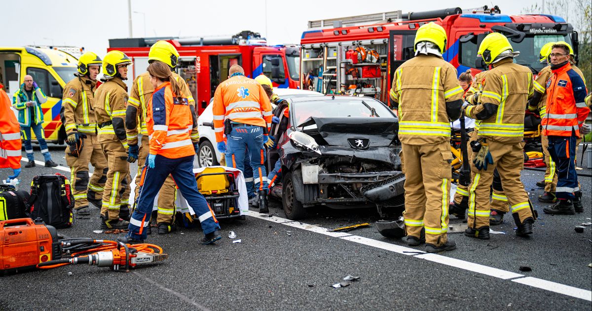 Snelweg weer open na ongeluk met zes auto's en vrachtwagen - Rijnmond