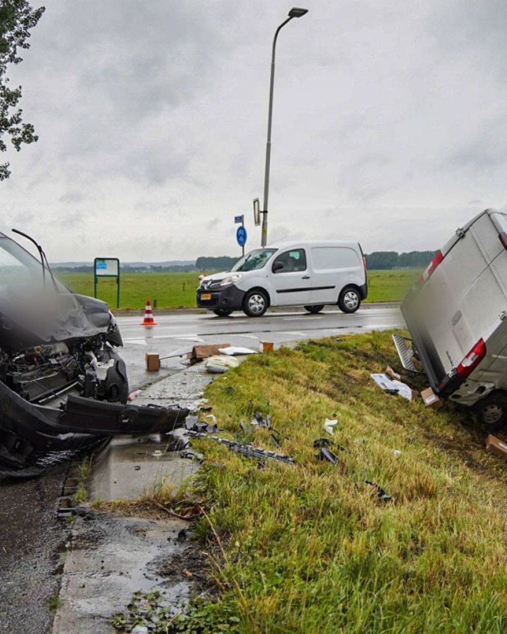 Twee gewonden bij ernstig ongeval op kruising - Omroep Gelderland