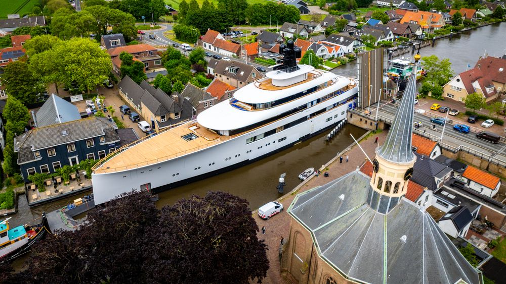 Dit nieuwe superjacht trekt met omweg van Rotterdam naar Schiedam veel ...