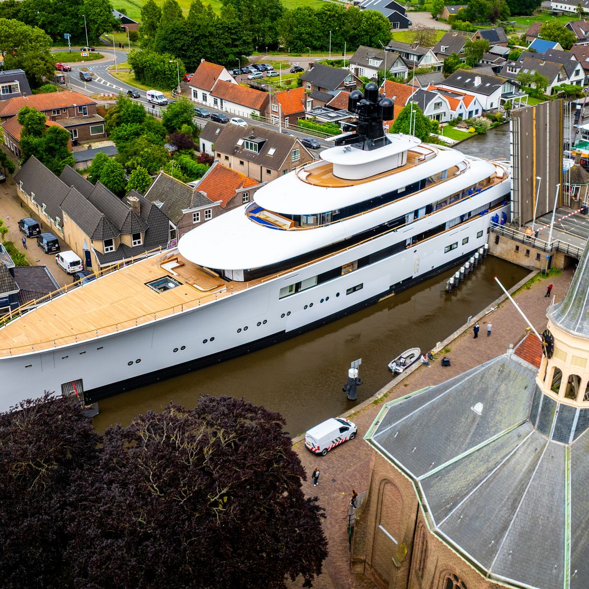 Dit nieuwe superjacht trekt met omweg van Rotterdam naar Schiedam veel ...