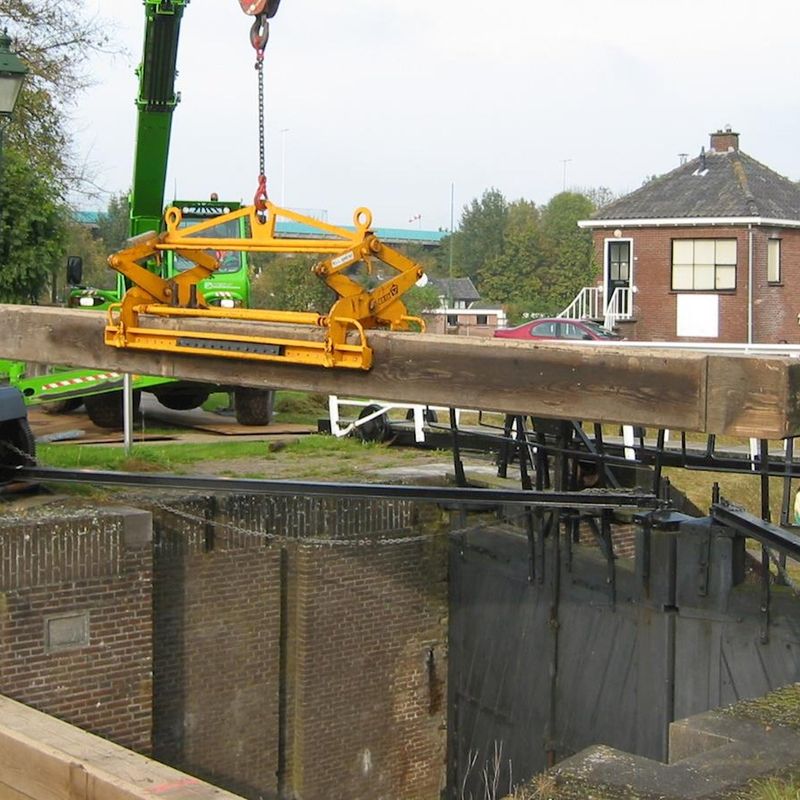 Sluizen Zwolle en Berkum weer open na weghalen schotbalken - Oost