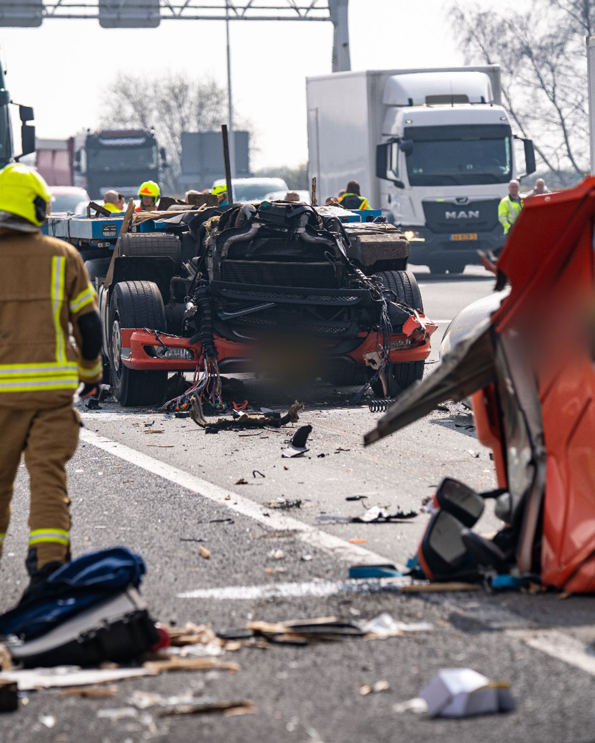 Chauffeur (60) van buizentransport na ongeluk op A4 overleden - Rijnmond