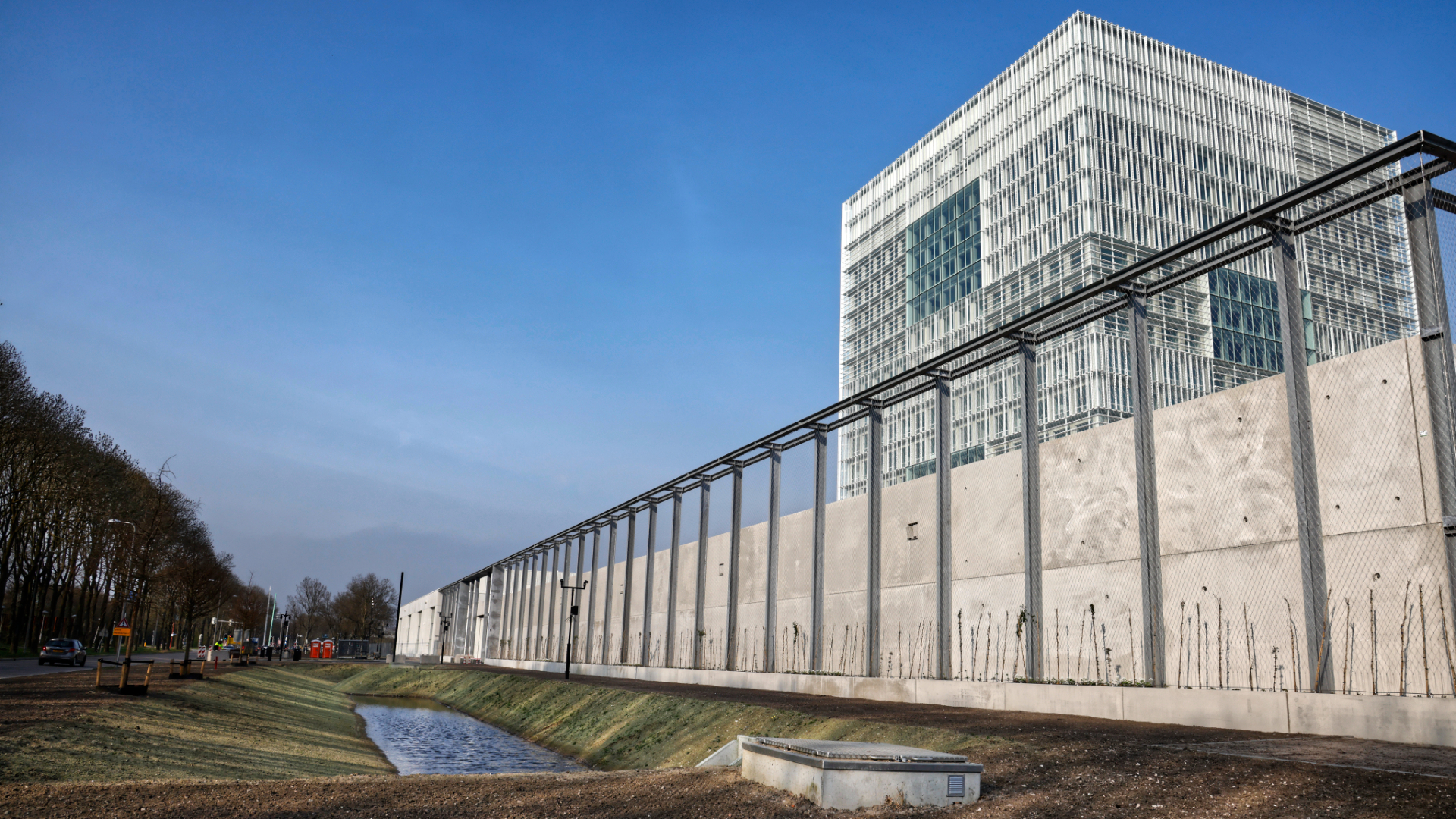 Streng beveiligd RIVM-gebouw lijkt wel een gevangenis, maar moet een ...