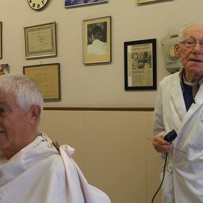 Henk (89) zit al 74 jaar in het kappersvak - Omroep West
