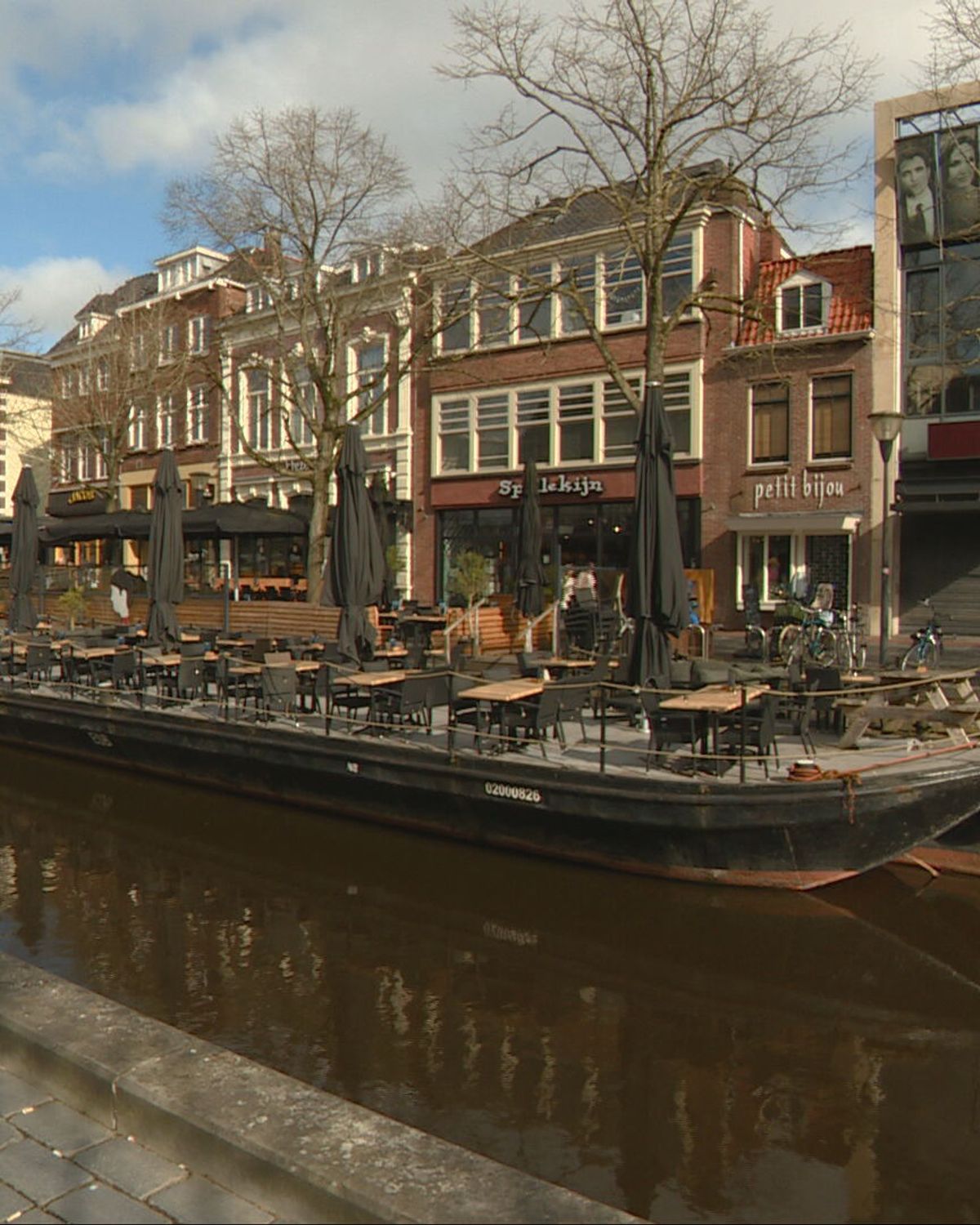 Horecaondernemer in het nauw door te grote terrasboot: "Gaat meer dan ...