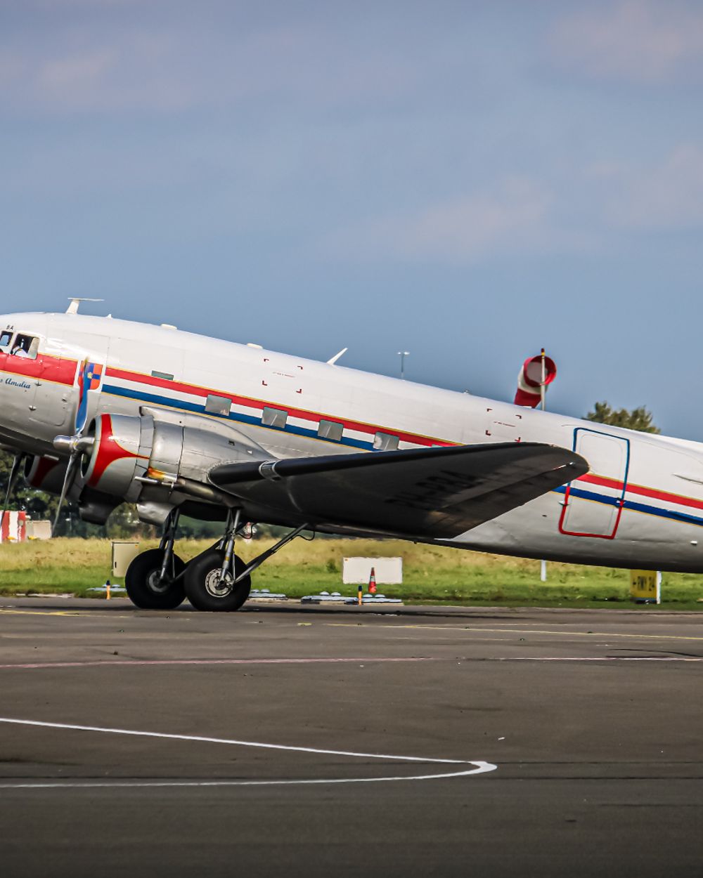 Historische Dakota maakt laatste rondvluchten boven onze regio - Rijnmond