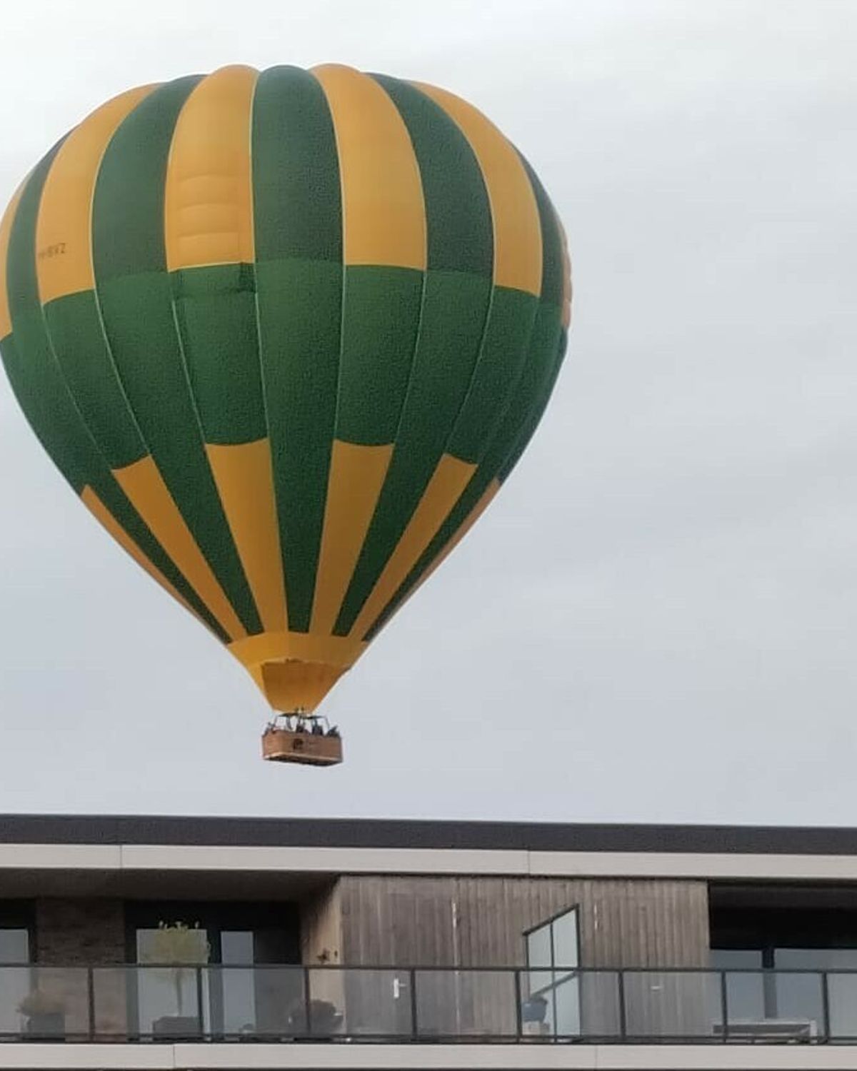 Luchtballon vliegt laag over Zierikzee: 'Ik dacht dat het een ballon ...