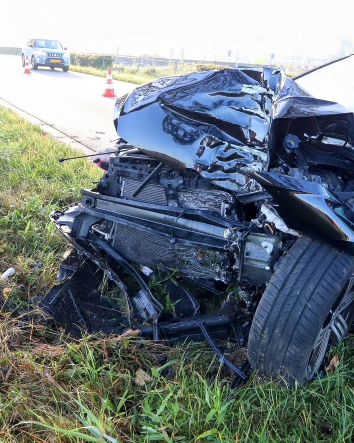 Auto botst frontaal op boom - Omroep Gelderland